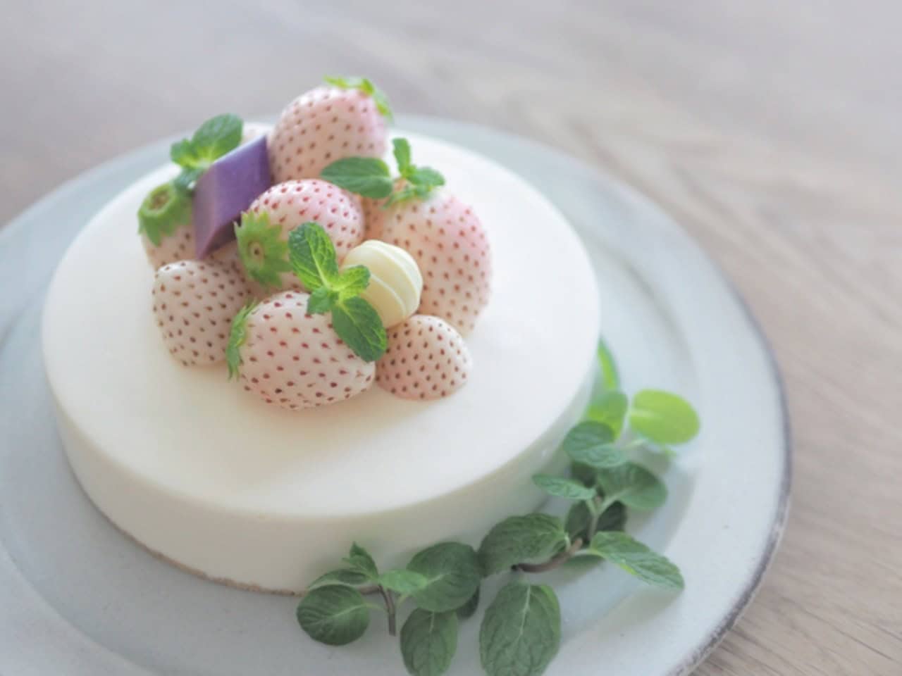 Awayuki Strawberries: The Rare White Japanese Strawberry & Its ...